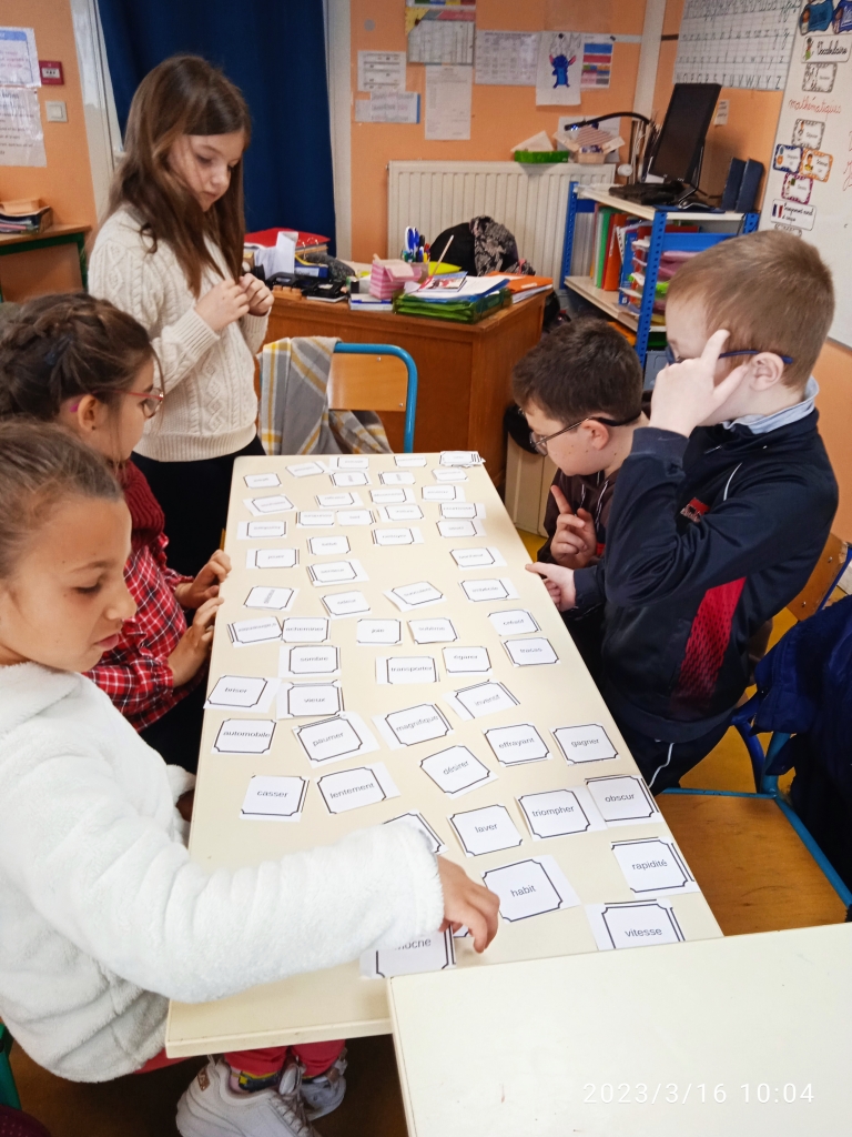 ateliers vocabulaire - Ecole primaire Saint Pierre Saint Paul